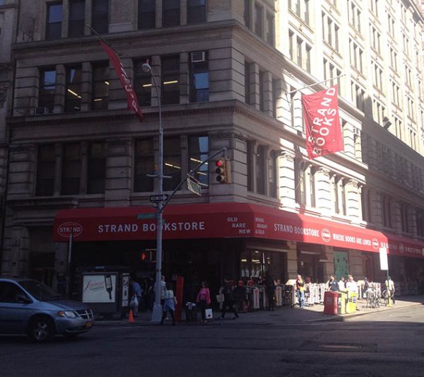 THE HOURS PASSED AT THE STRANDS, NEW YORK – Seumpama